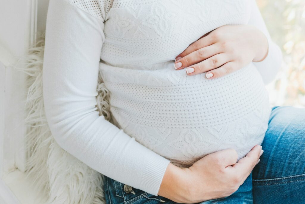 Acné grossesse : causes, conseils, soins et apaisement pour parents